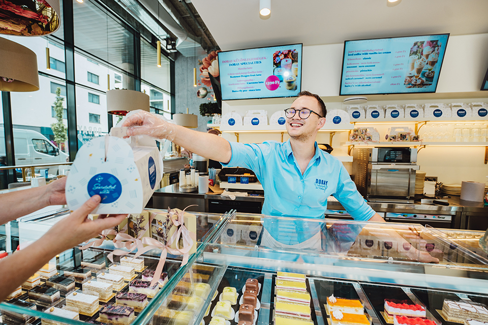 Édes mesevilág az öbölben: megnyílt a Dobay BudaPart – Cukrászda és Pékség